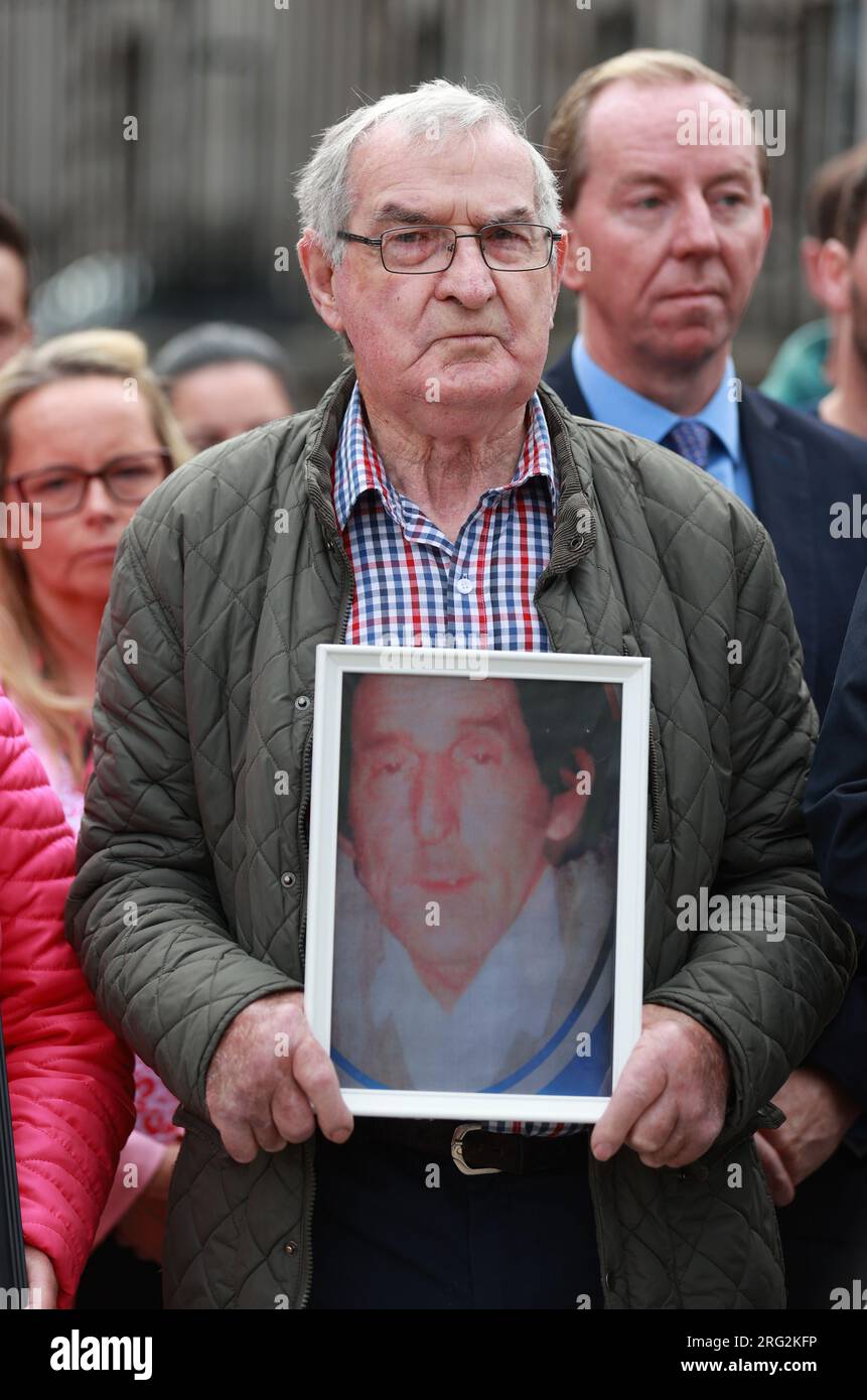 Michael Armstrong tenant une image de son frère Thomas Armstrong ...