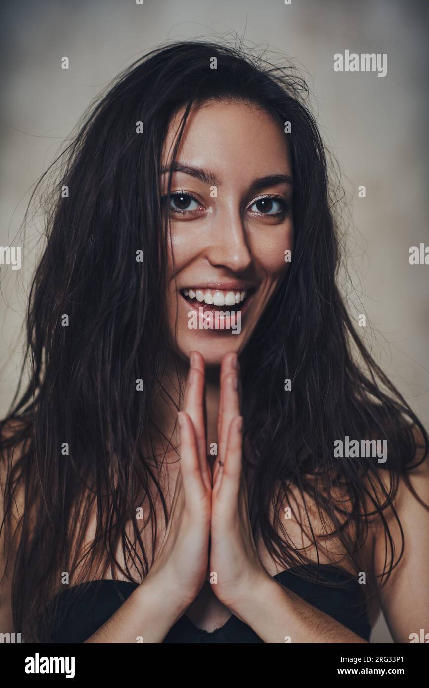 Femme brune souriante Banque de photographies et d’images à haute ...