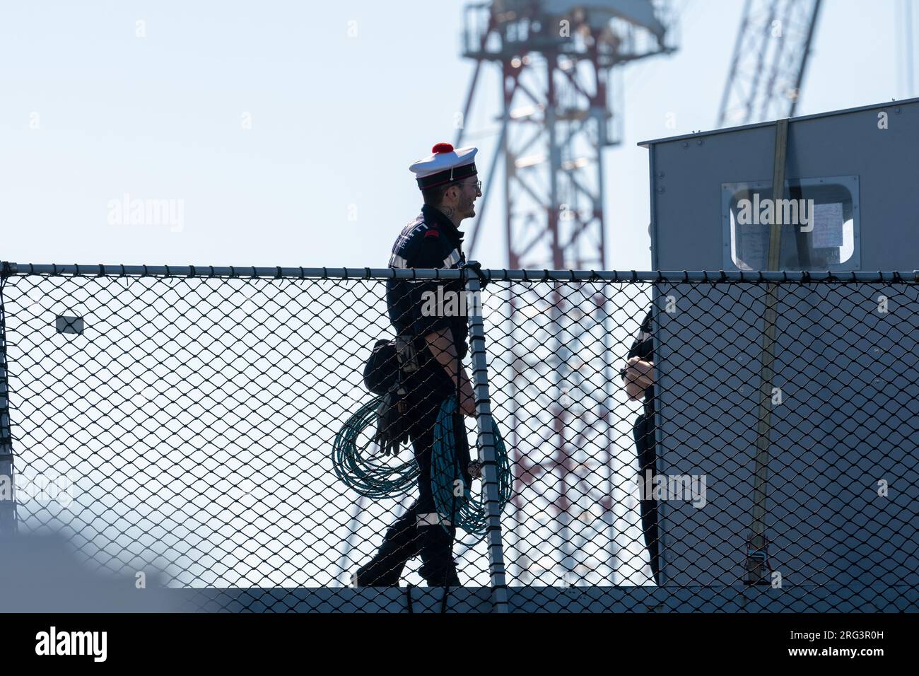 Les équipages préparent les amarrages à l'arrivée de la frégate multi ...