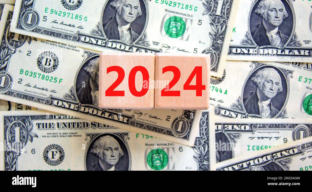 symbole de bonne année 2024. Cubes en bois avec numéro 2024. Billets de ...
