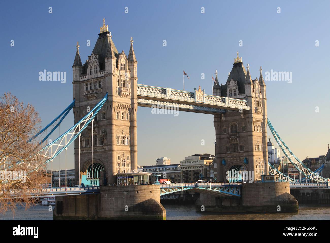 Le Tower Bridge car il reçoit les derniers rayons de soleil Photo Stock ...