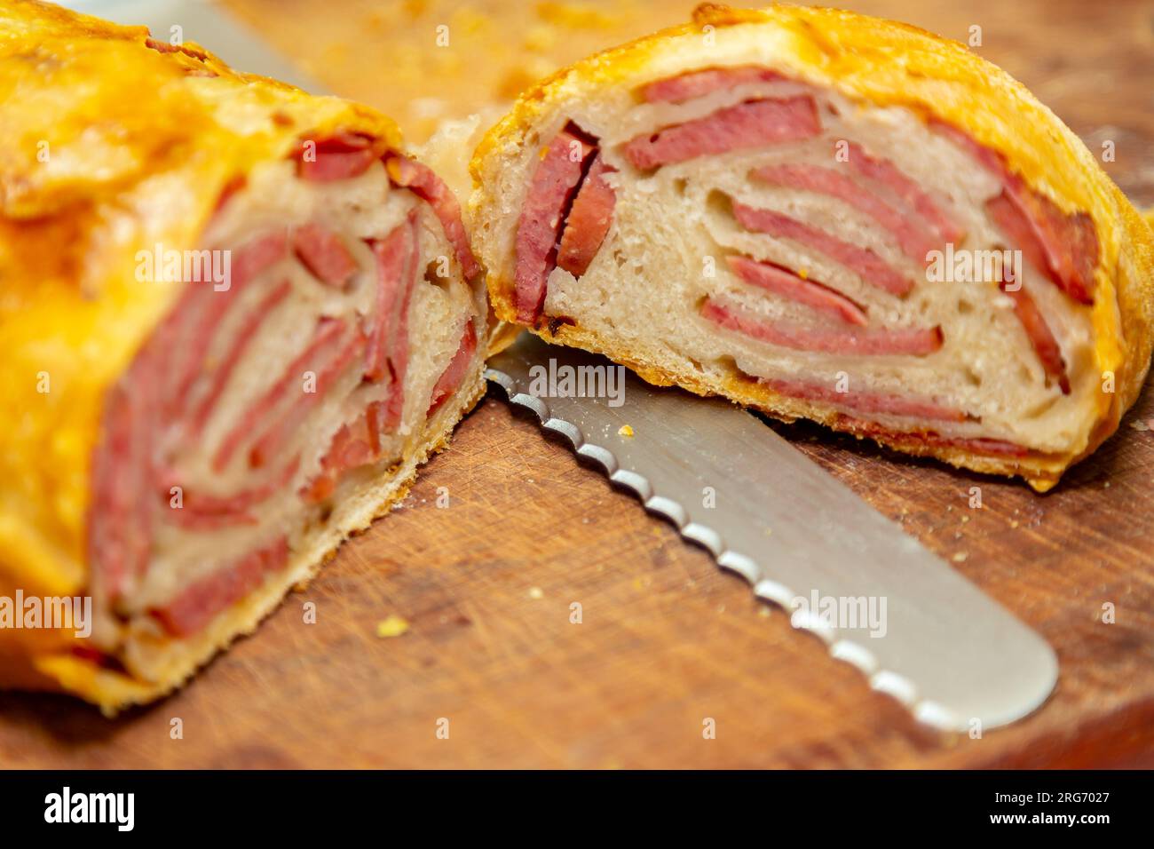 Trancher un pain Pepperoni sur une surface rustique avec une mise au ...