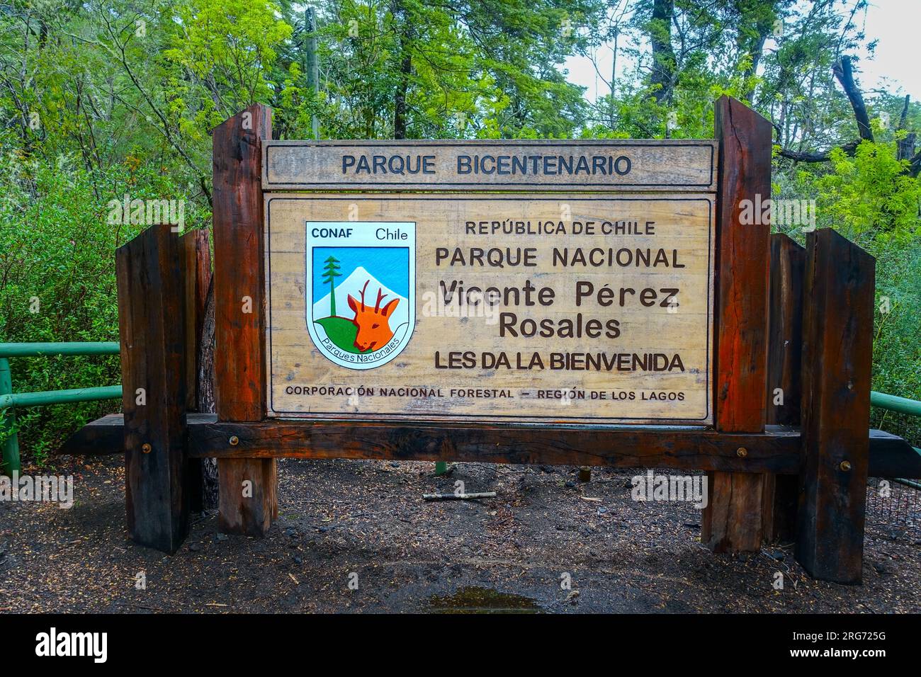 Tableau d'information d'entrée du parc national Vicente Perez Rosales ...