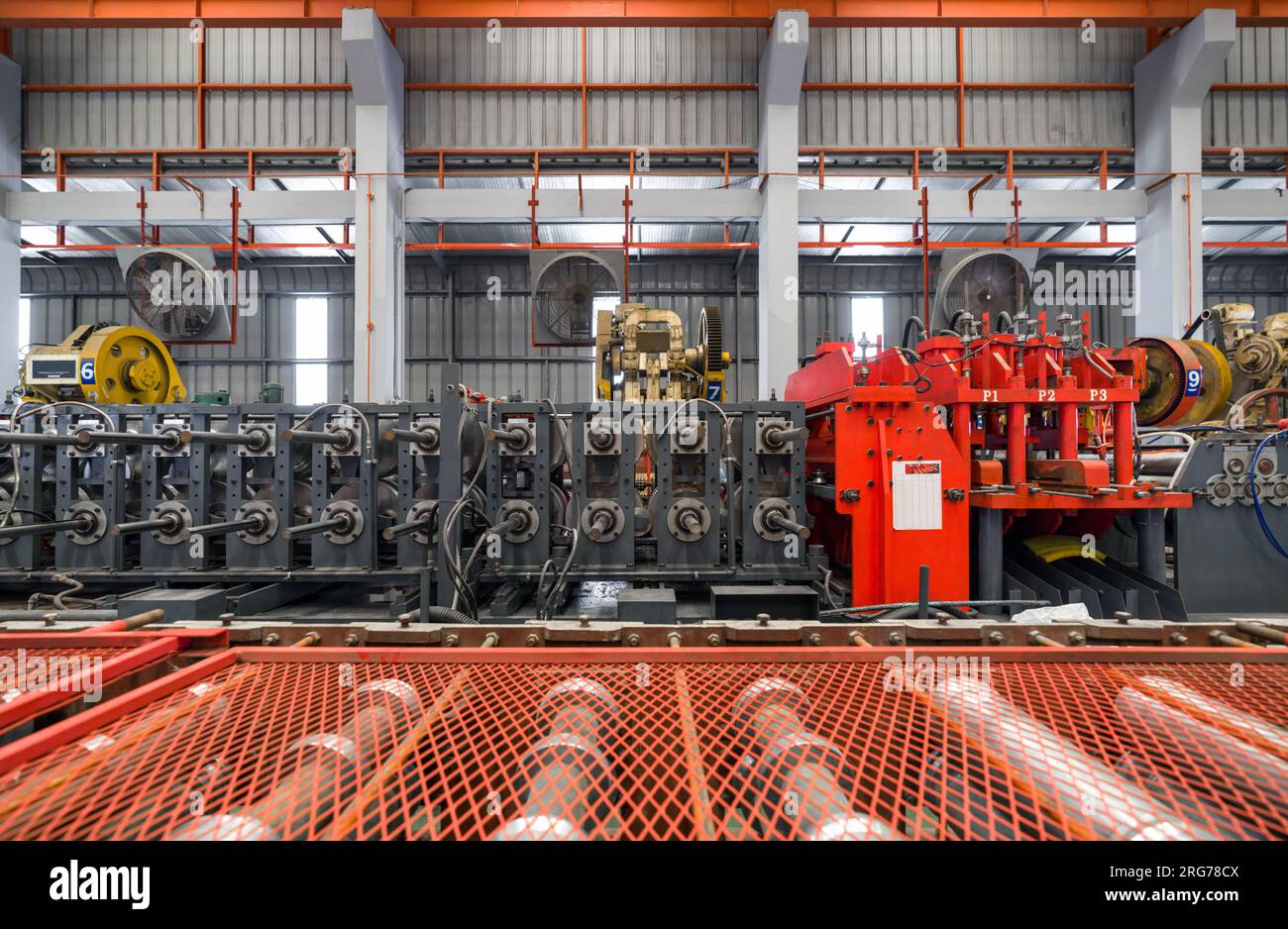 Une machine industrielle robuste engagée dans le processus de ...
