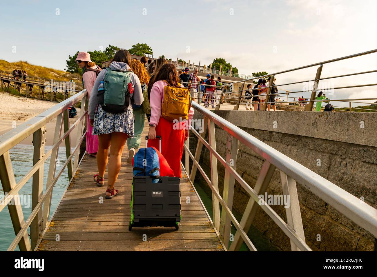Passagers arrivant à l'embarcadère du terminal de ferry, îles Cies ...