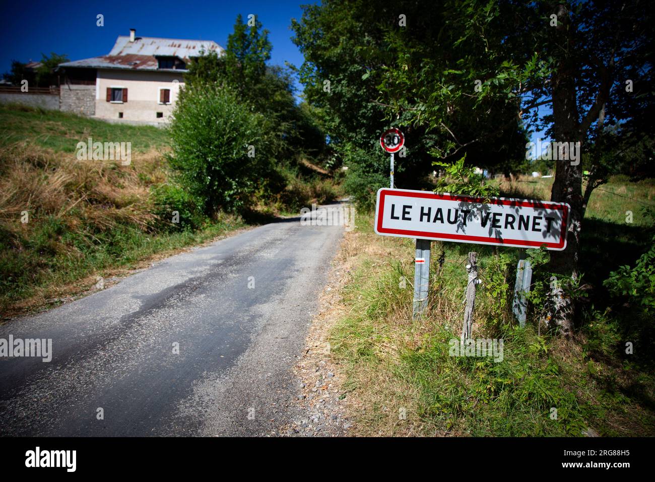 Haut Vernet, France. 08 août 2023. La route menant au Haut-Vernet avec ...