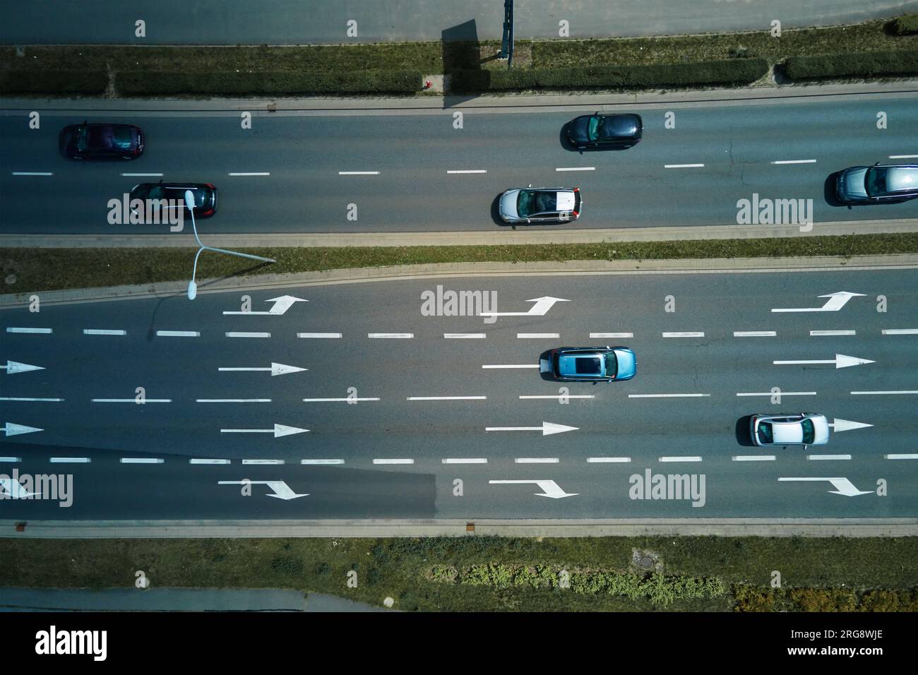 Voiture se déplaçant sur l'intersection de la route et traversant les ...