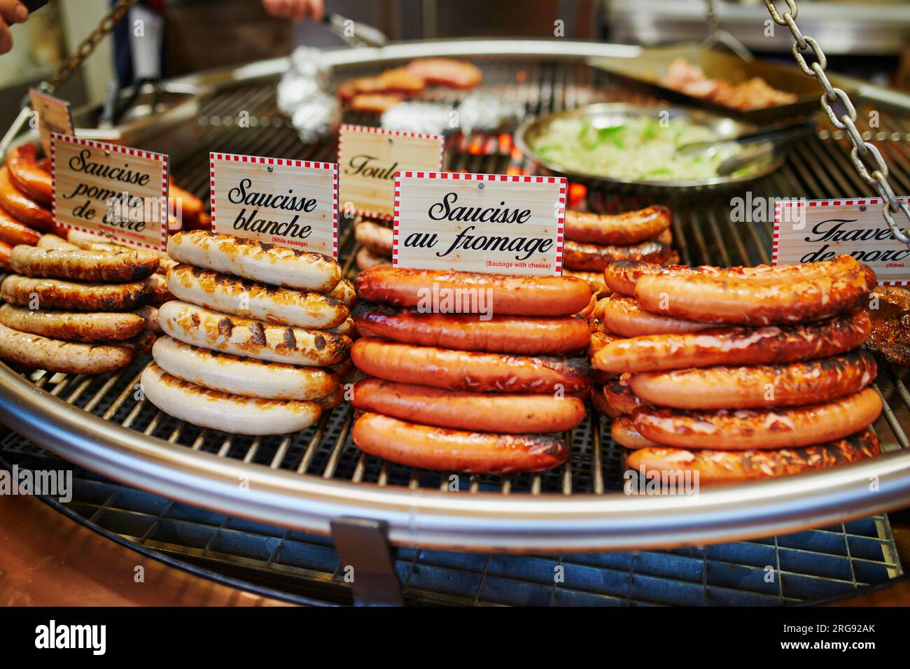Différents types de saucisses sur brasero sur le marché de Noël ...