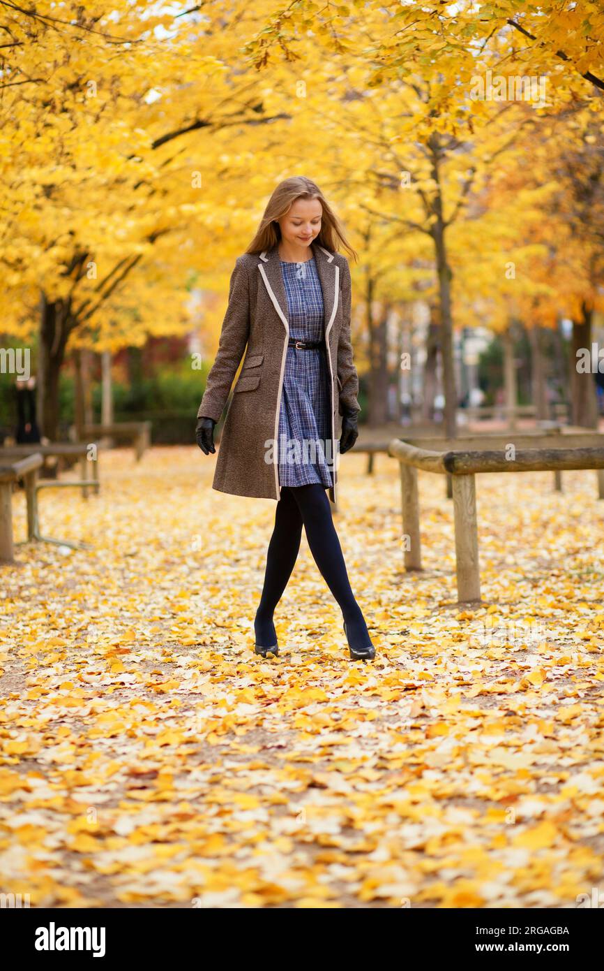 Belle jeune fille marchant dans le parc un jour d'automne Photo Stock - Alamy
