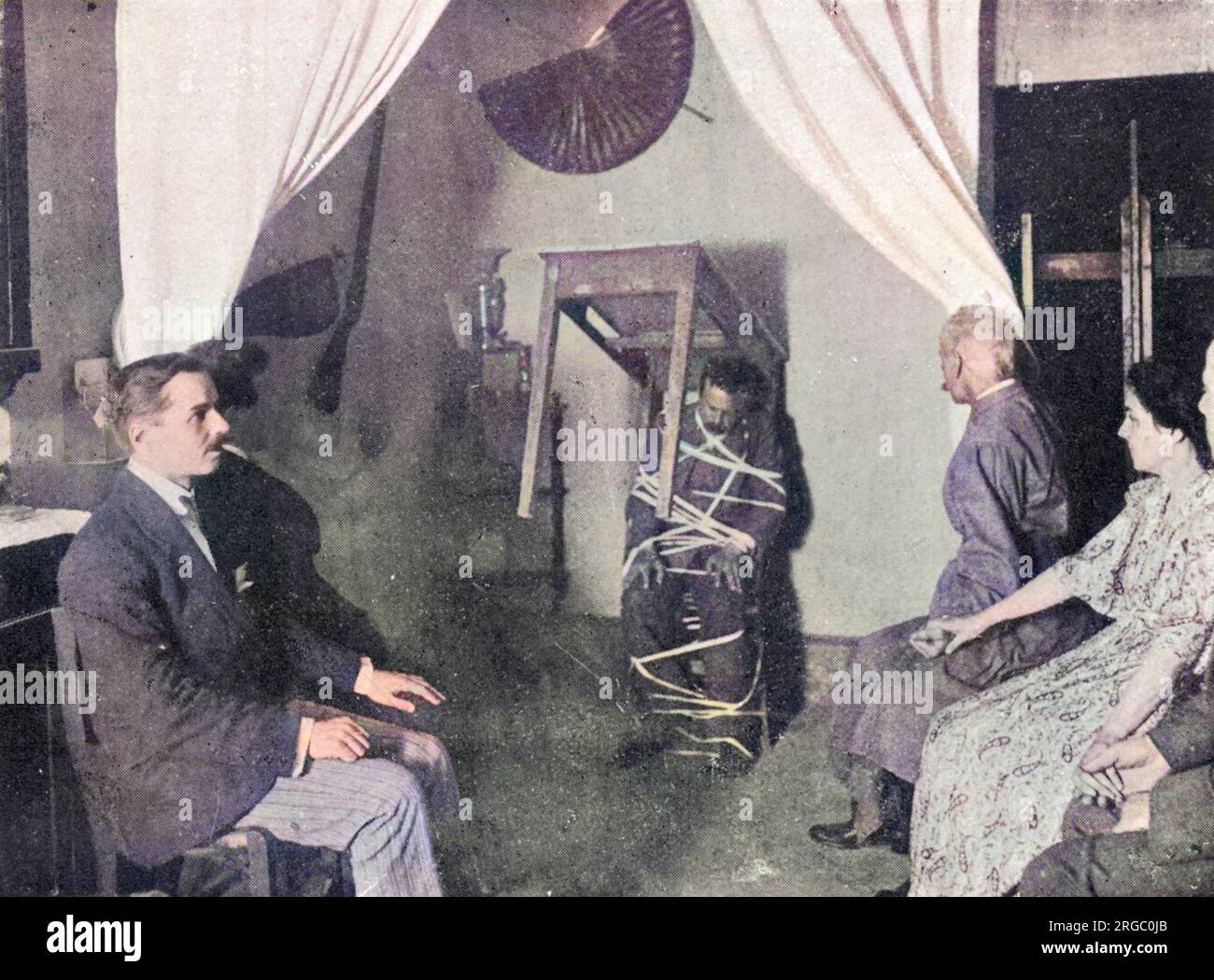 Le médium physique italien Francesco Carancini démontre le levage de ...