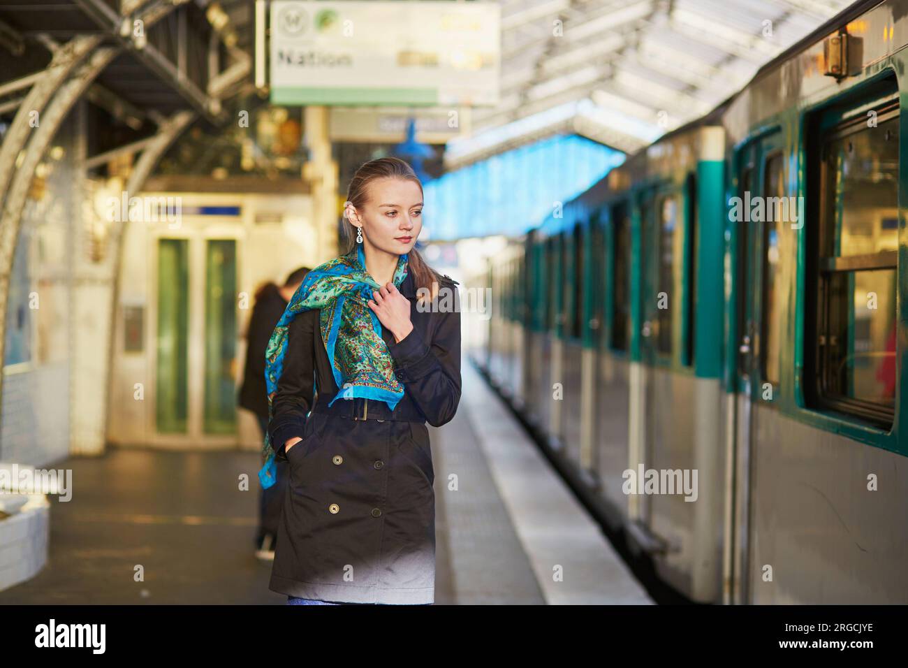 Femme attendant un train Banque de photographies et d’images à haute ...