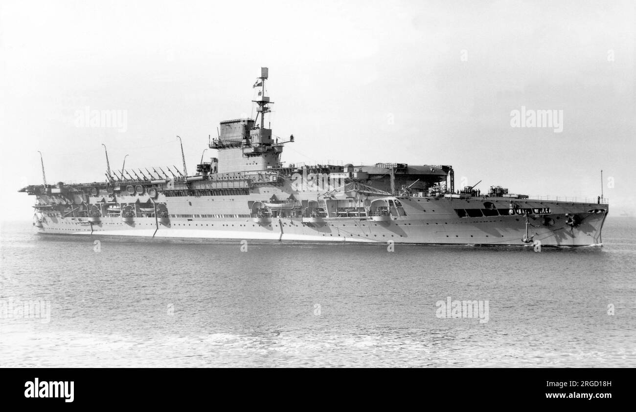 Royal Navy - HMS Courageous (numéro de fanion '50'), en août 1938. Le ...