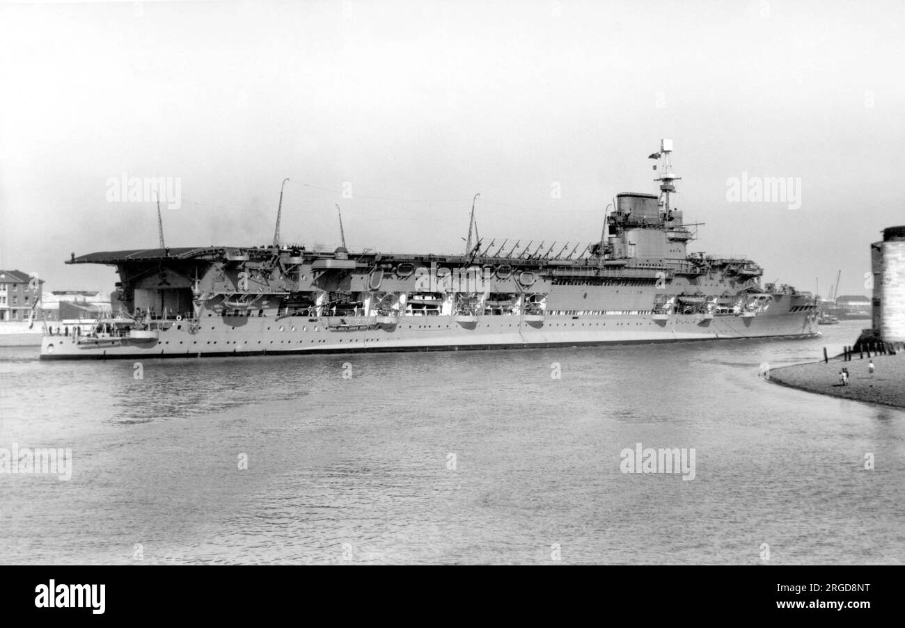 Royal Navy - HMS Courageous 50, un porte-avions, vu en août 1936 ...