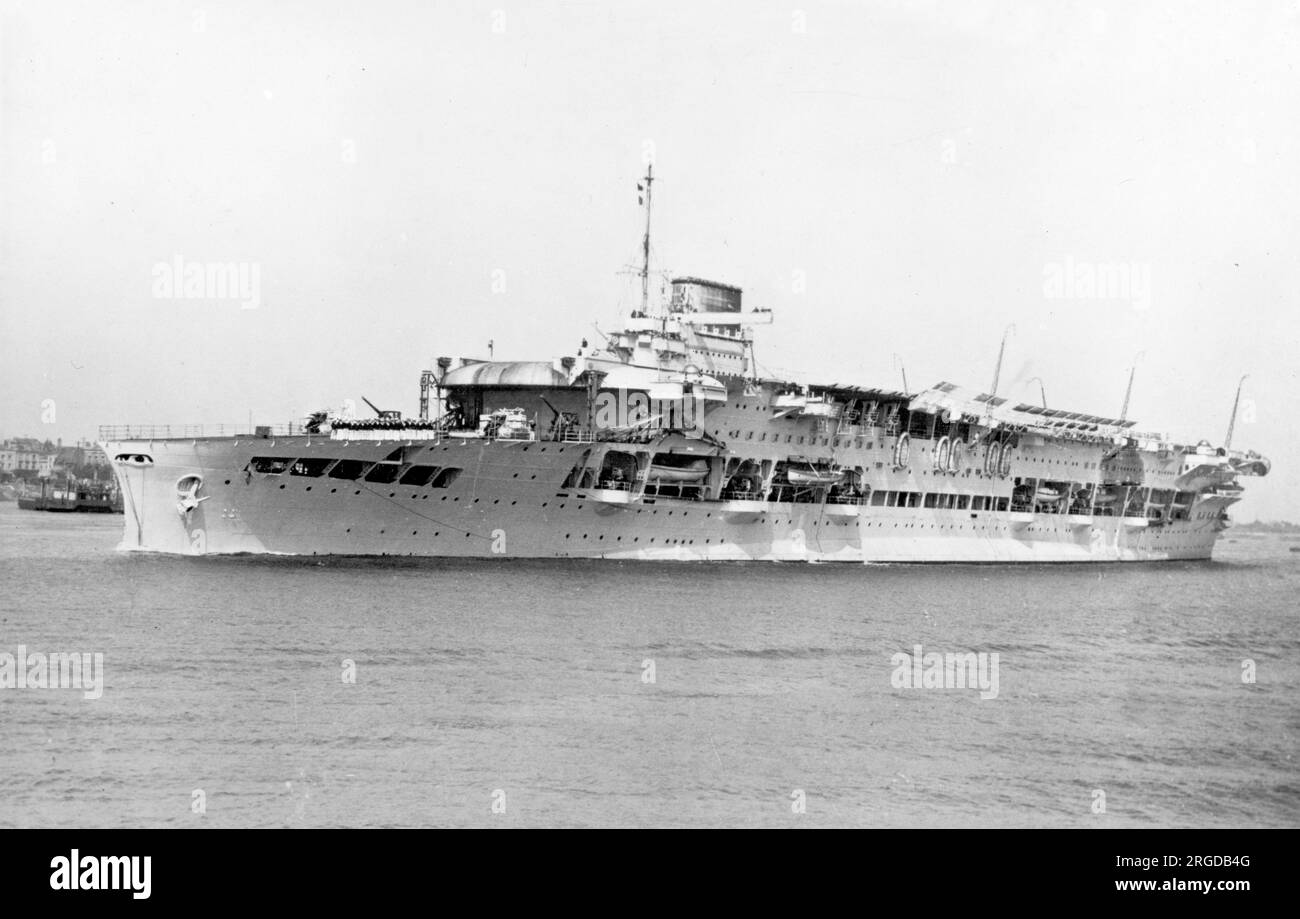 Royal Navy - HMS Glorius, porte-avions, à l'ancre à Grand Harbour Valette.. Le HMS Glorious ...
