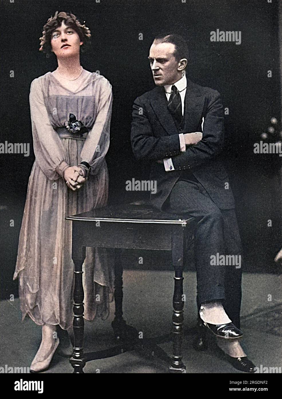 Mlle Elizabeth Asquith répète avec M. Nelson Keys leur croquis dans le ...