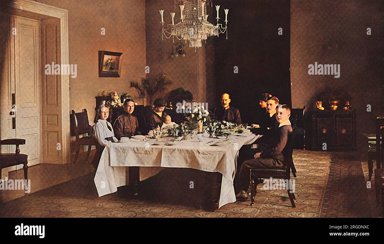 Le roi Constantin Ier de Grèce, avec son épouse, la reine Sophie ...