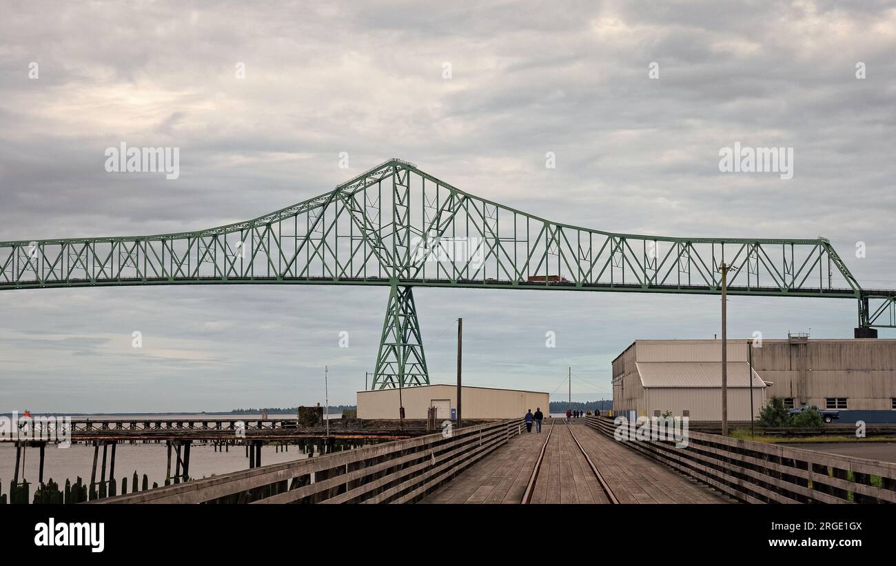 Pont. Pont routier dans la zone industrielle. Pont en acier de ...