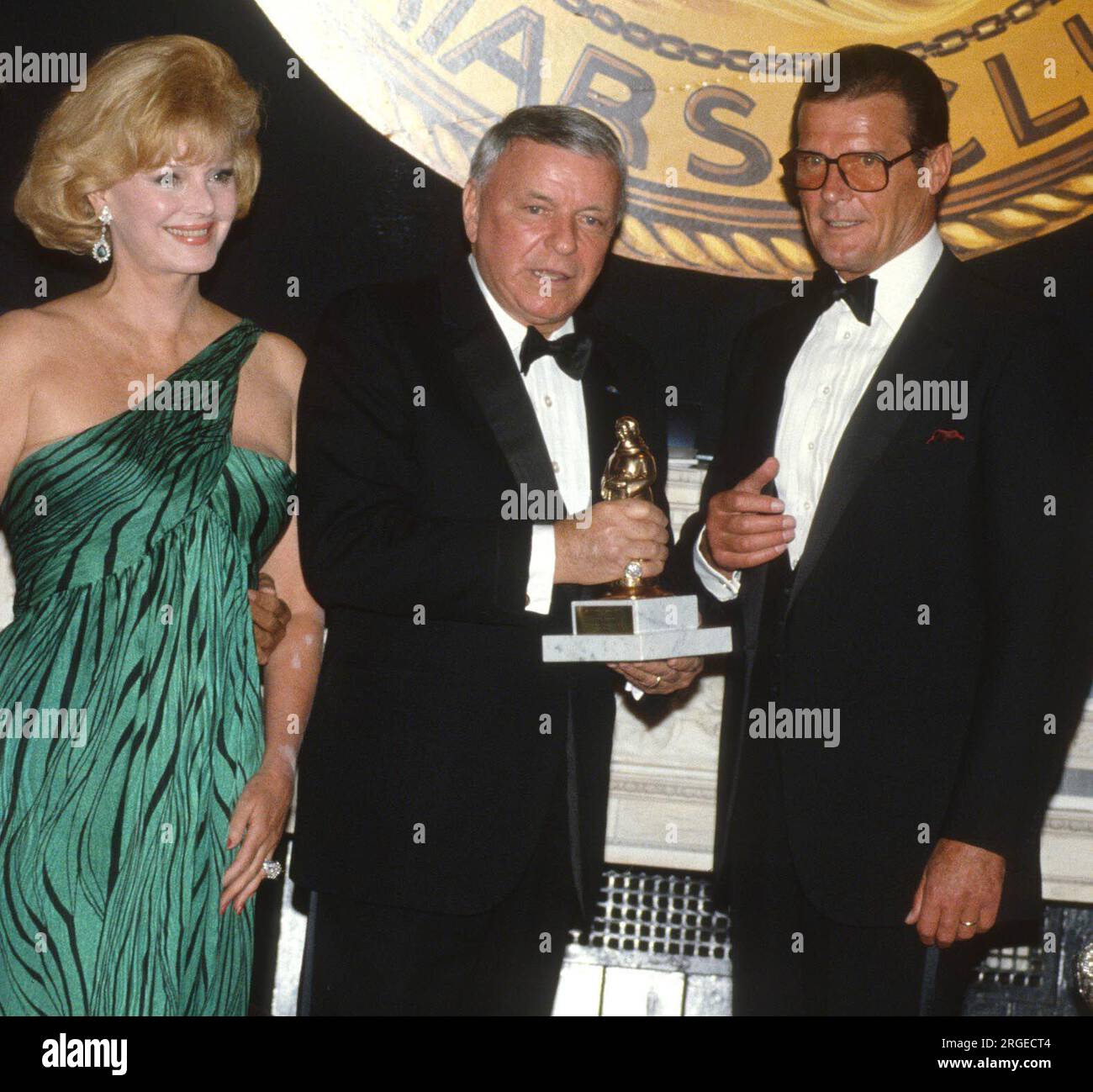 Frank sinatra et roger moore Banque de photographies et d’images à ...