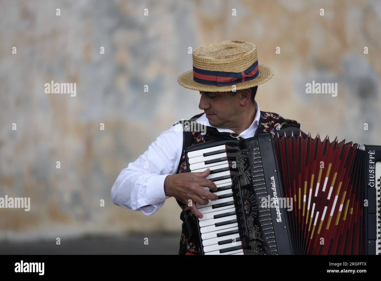 Portrait de l'accordéoniste du groupe traditionnel sicilien de musique ...