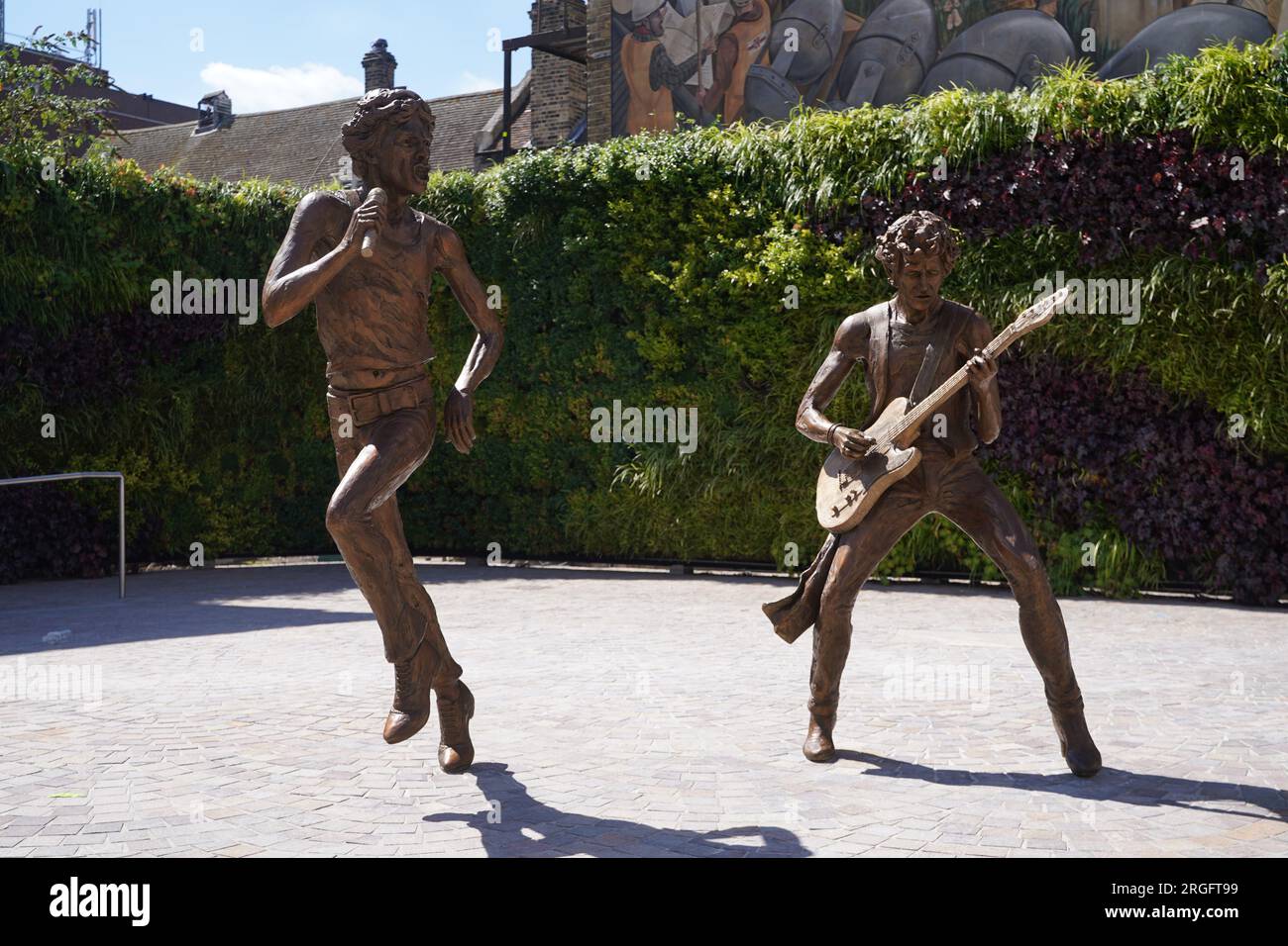 Vue générale de 'The Glimmer Twins', une statue des Rolling Stones Sir ...