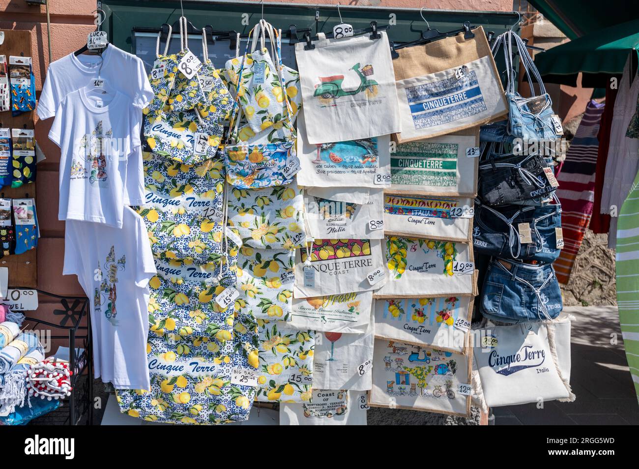 Un rack de souvenirs touristiques en vente sur le front de mer de ...