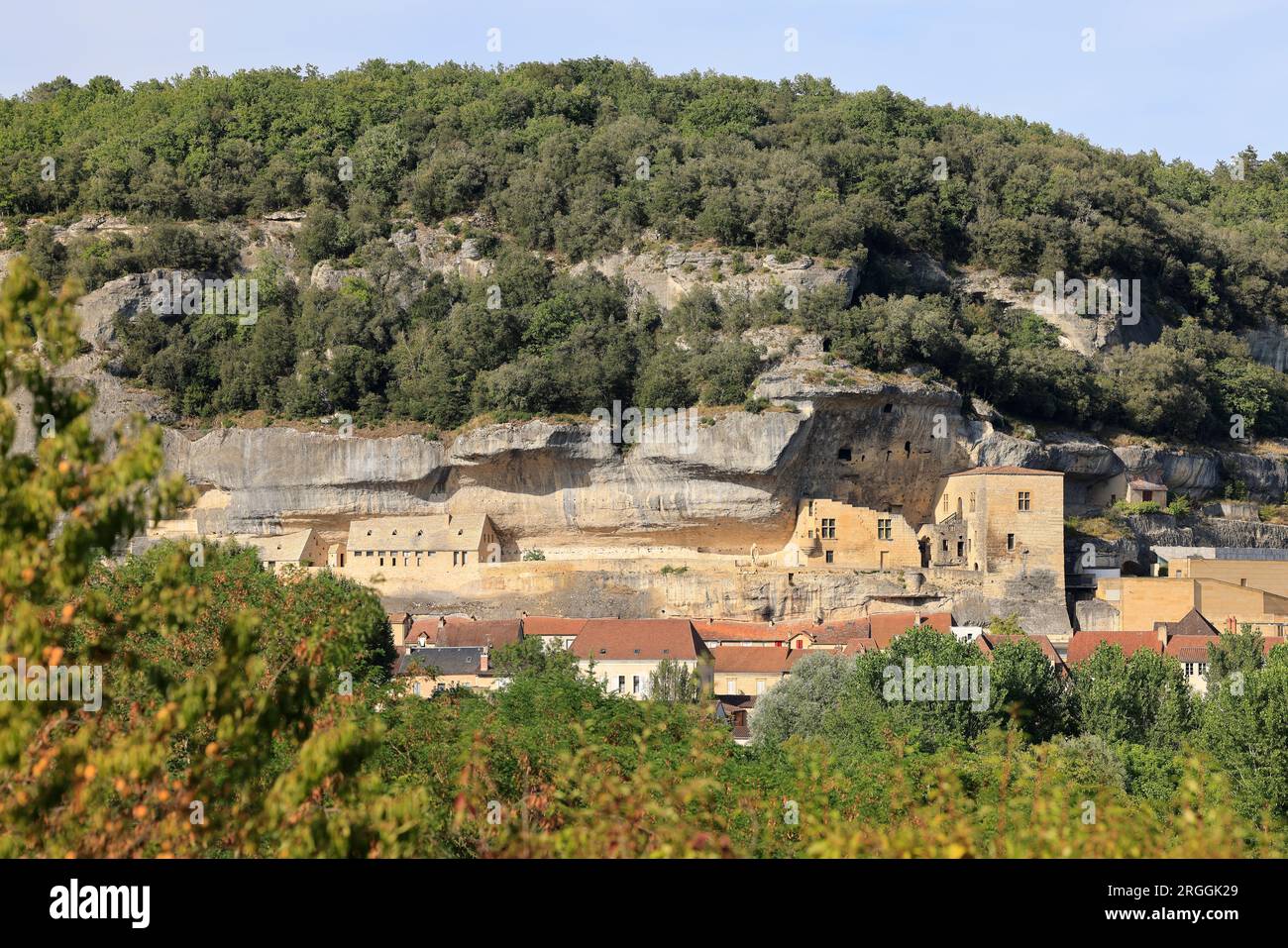 Musée national de Préhistoire dans le village des Eyzies de Tayac ...