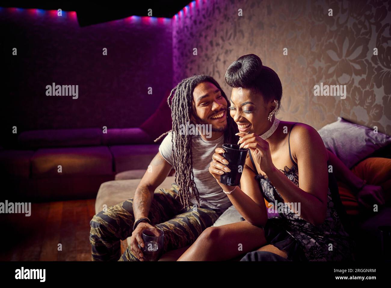 Couples at night club Banque de photographies et d’images à haute résolution - Alamy