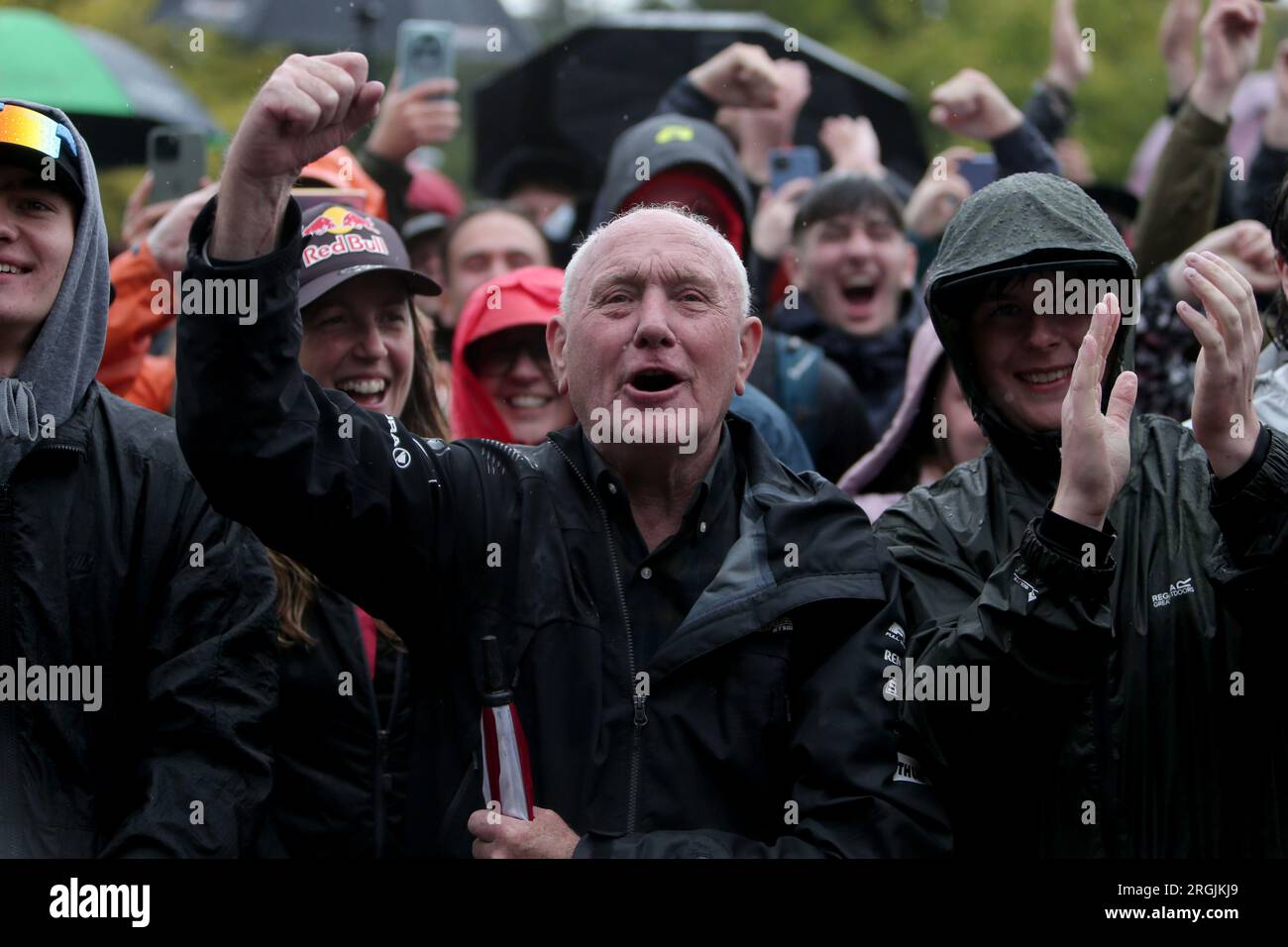 Le père du Britannique Charlie Hatton célèbre la victoire de ses fils à ...