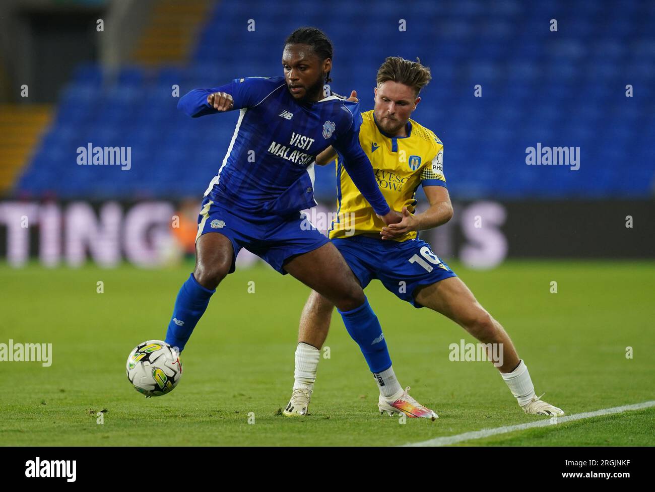 Le Mahlon Romeo de Cardiff City lors du match du premier tour de la ...