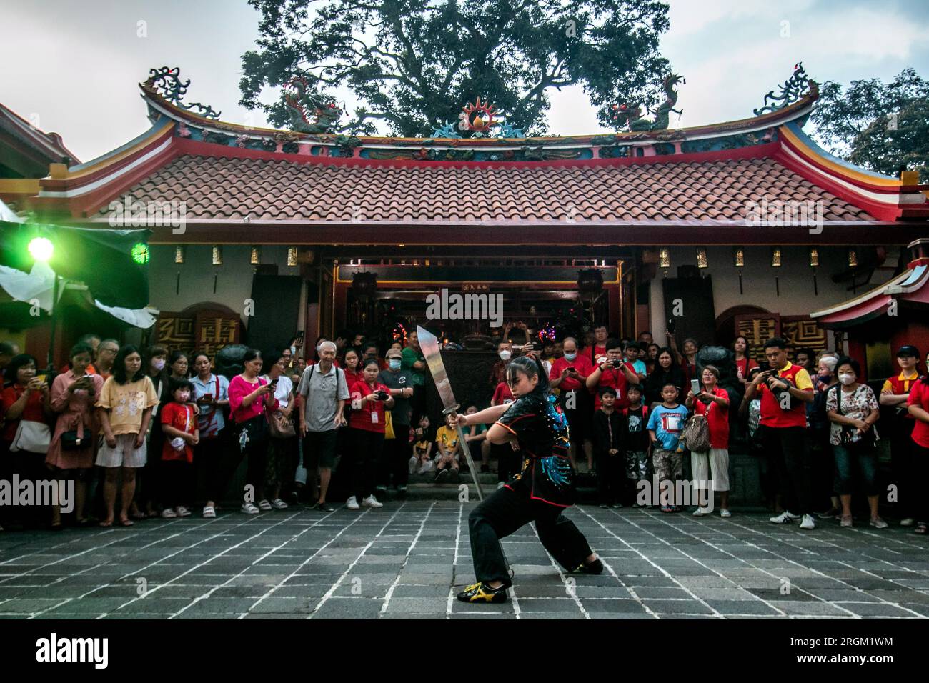 Une femme démontre l'art martial Wushu à la célébration Sejit de YM ...