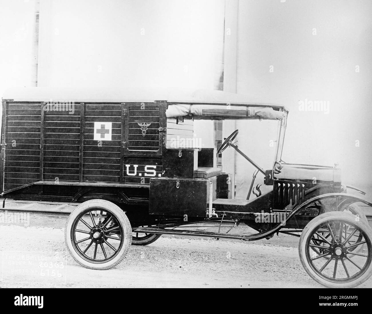 Ambulance classique de la croix rouge Banque de photographies et d ...