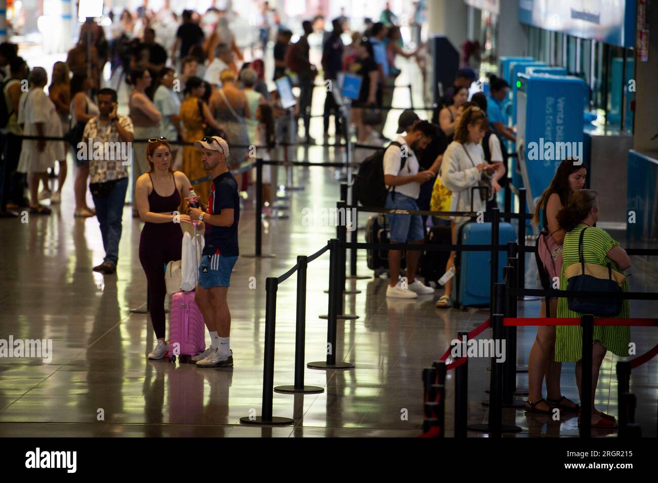 Several people with suitcases at the Méndez Álvaro bus station, August ...