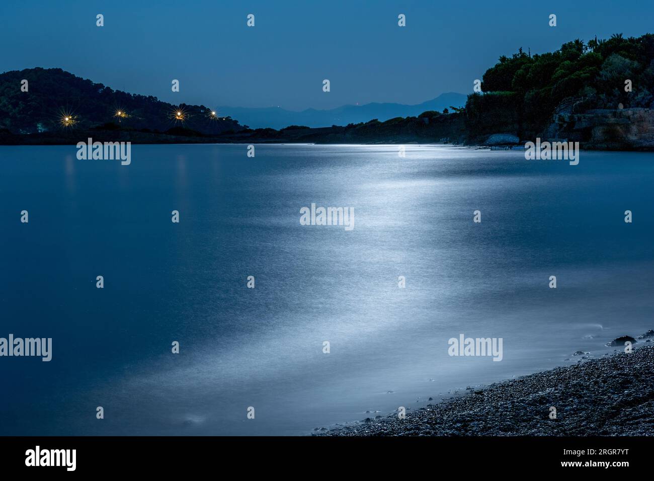 Prise de vue longue exposition de la plage de Spetses, Spetsopoula et ...