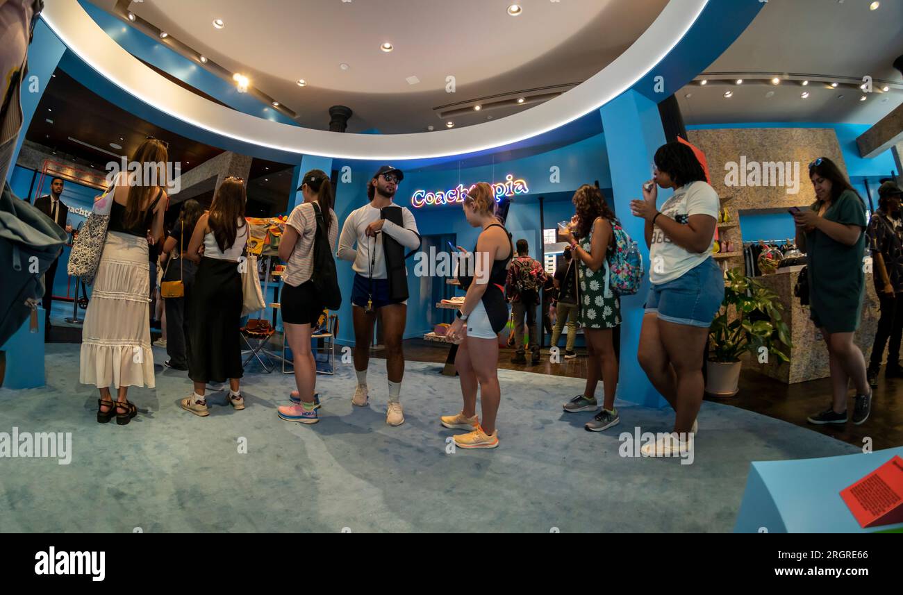 Coach fait la promotion de sa gamme de produits Coachtopia dans son ...