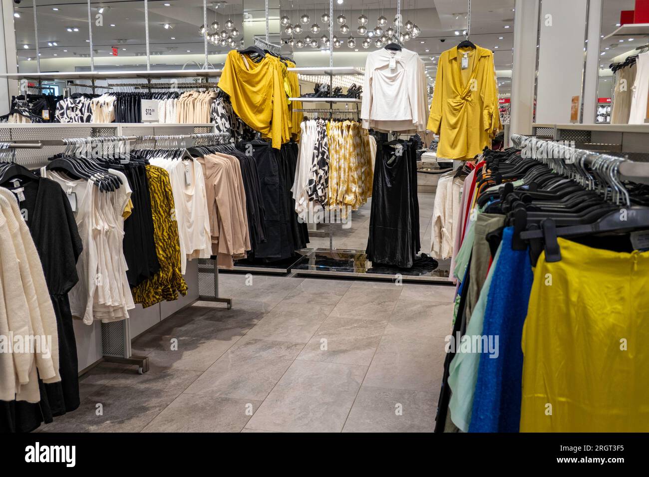 Magasin dans le Hudson yards Shopping Complex, New York City, 2023 ...