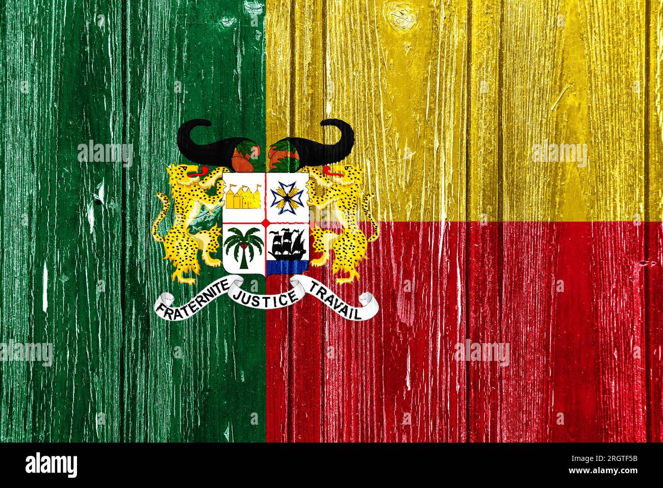 Drapeau et armoiries de la République du Bénin sur fond texturé ...