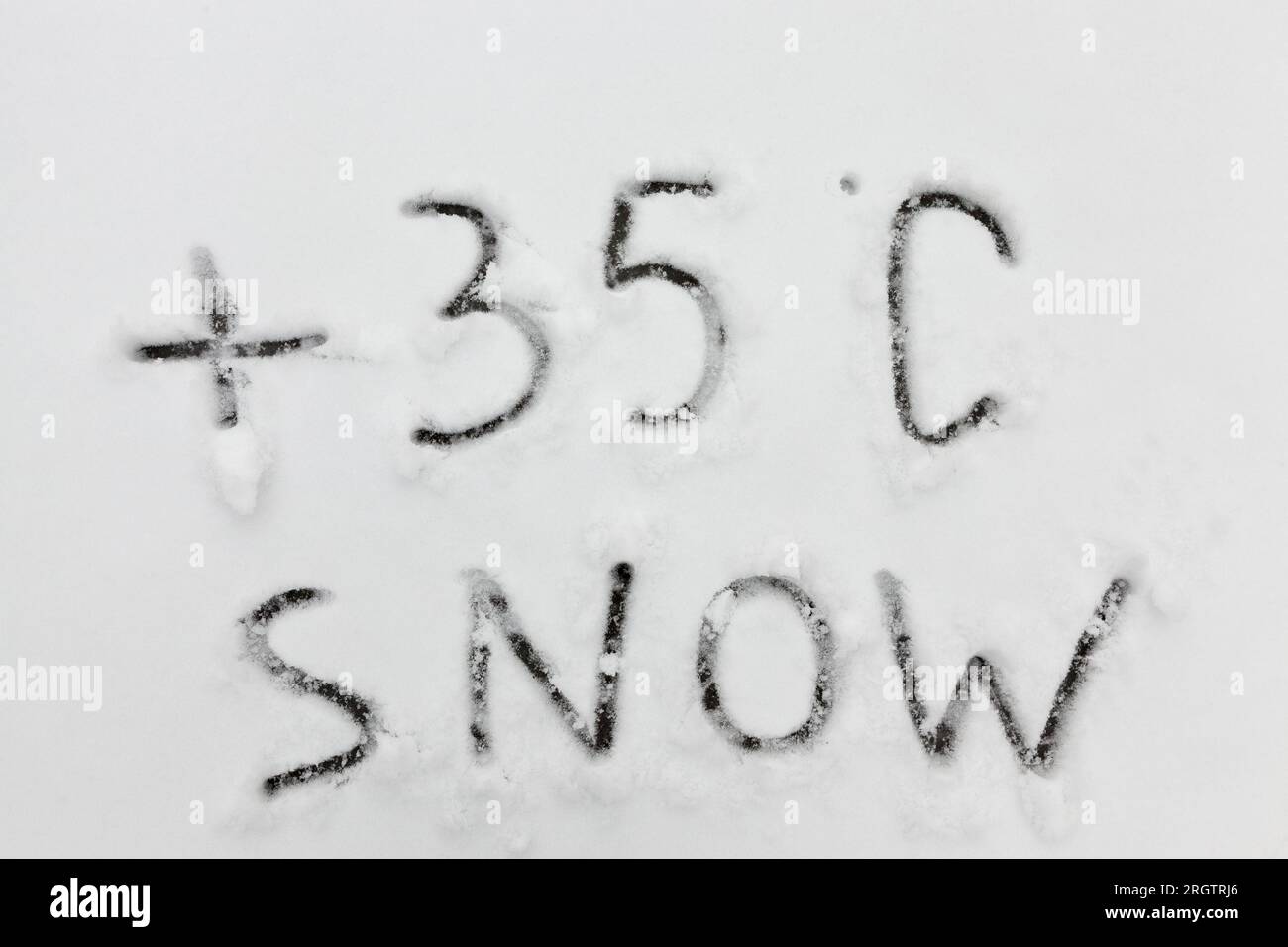 Dessiné sur la neige, des symboles de température indiquant un temps ...