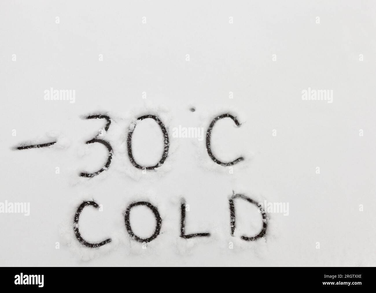 Dessiné sur la neige, des symboles de température indiquant un temps ...