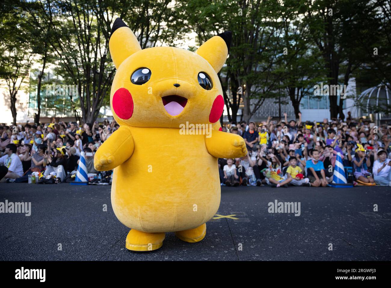 Yokohama, Japon. 11 août 2023. Pikachu danse devant les enfants et ...