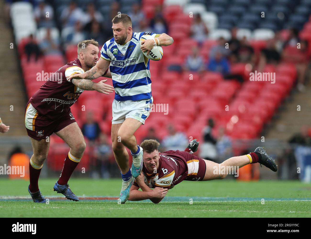 Adam Gledhill (à gauche) et Kyle Flynn (à droite) des Batley Bulldogs ...