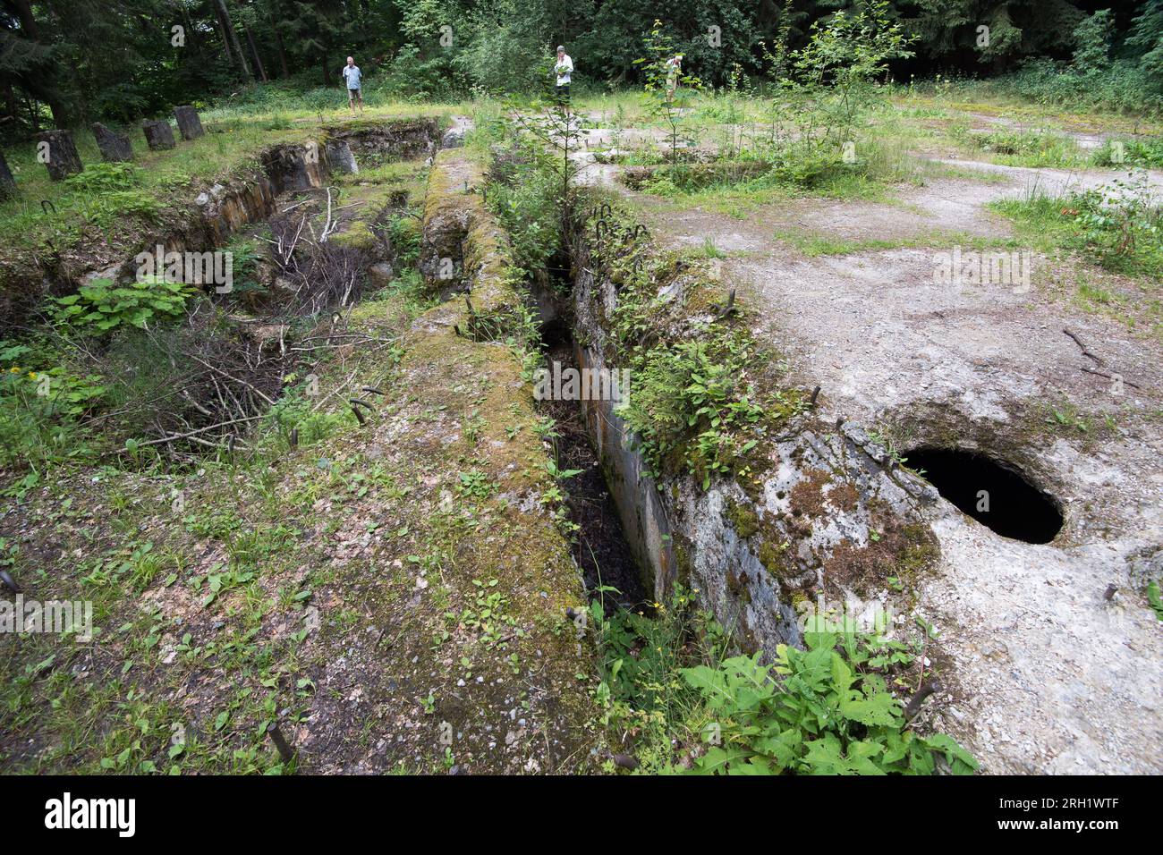 Monolithe en béton avec des dizaines de tuyaux, de drains et de ...
