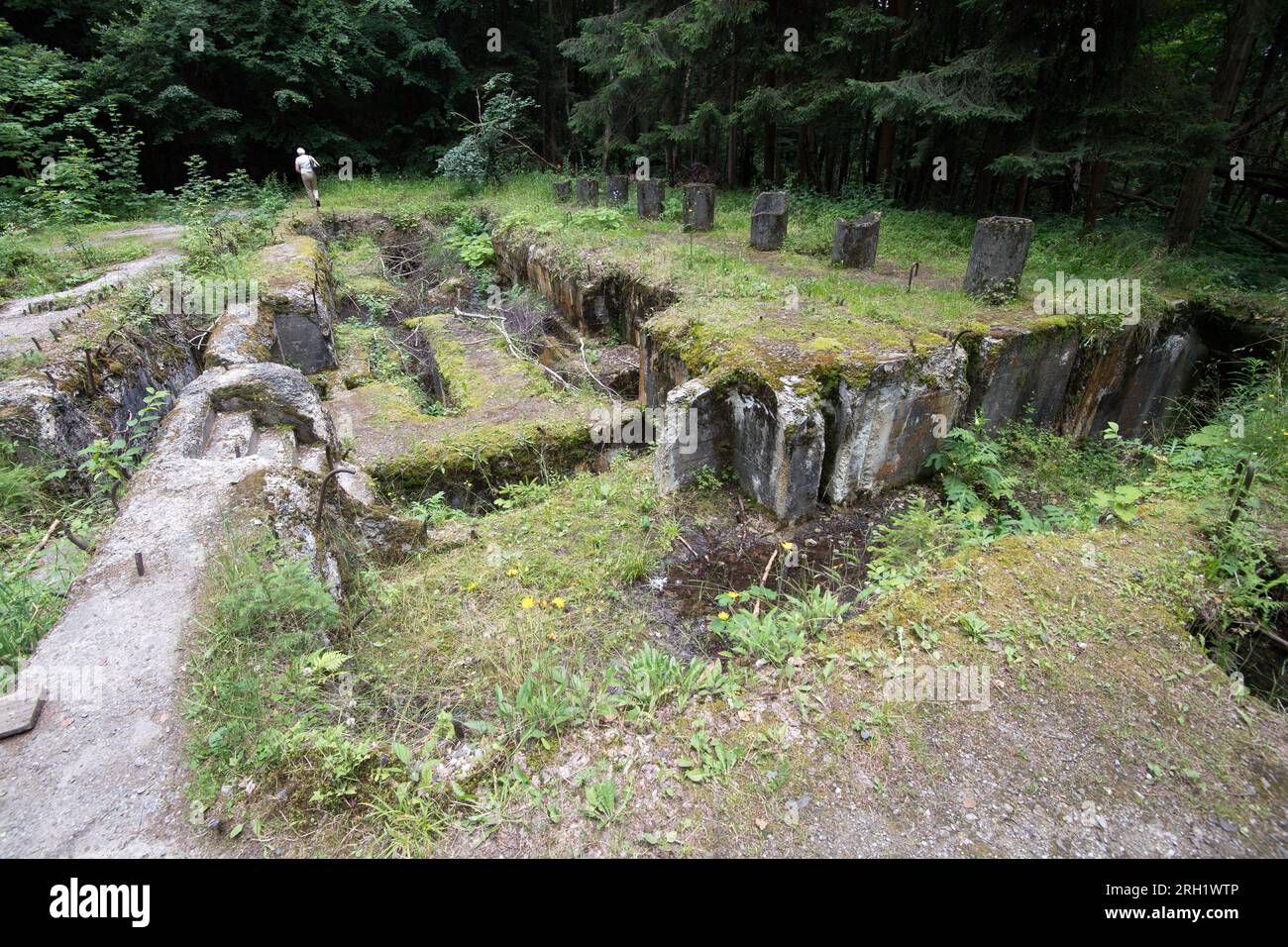 Monolithe en béton avec des dizaines de tuyaux, de drains et de ...