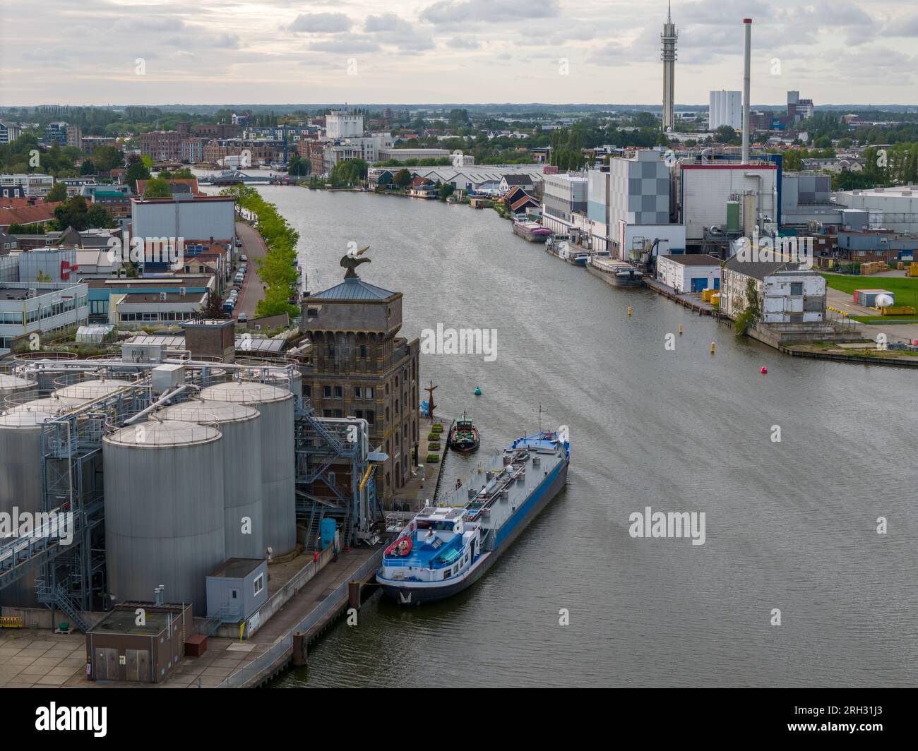 Photo aérienne par drone d'une barge de cargaison amarrée dans une zone ...