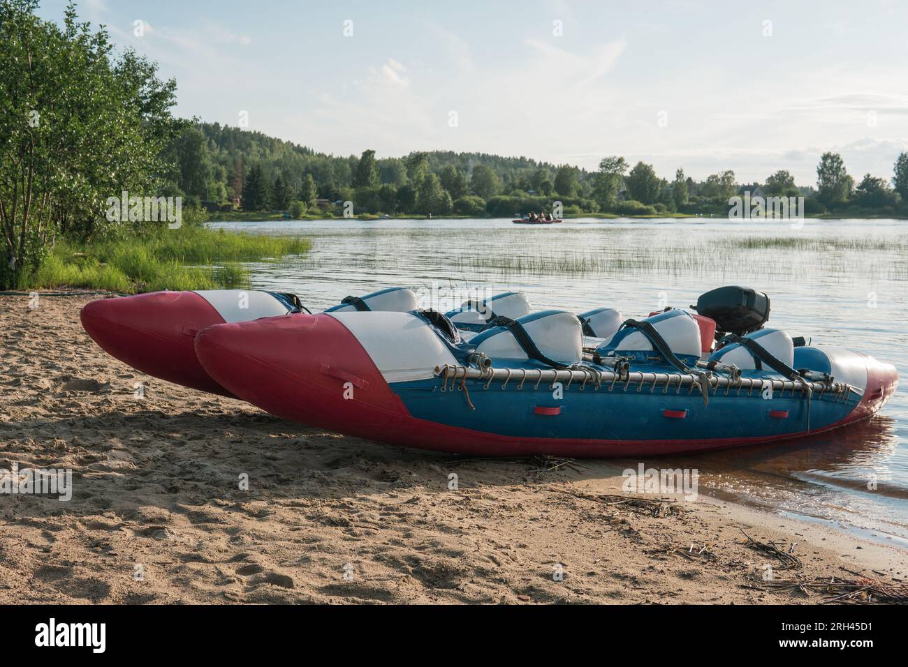 catamaran-radeau gonflable pour les sports d'eau vive est amarré sur la ...