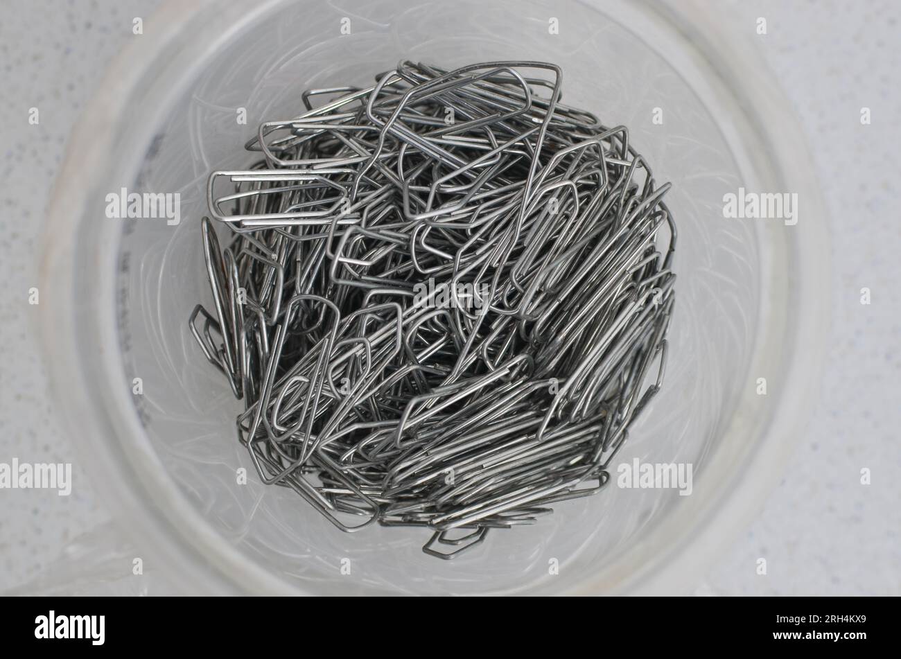 Gros plan de trombones sur une surface légère, idéal pour les concepts ...