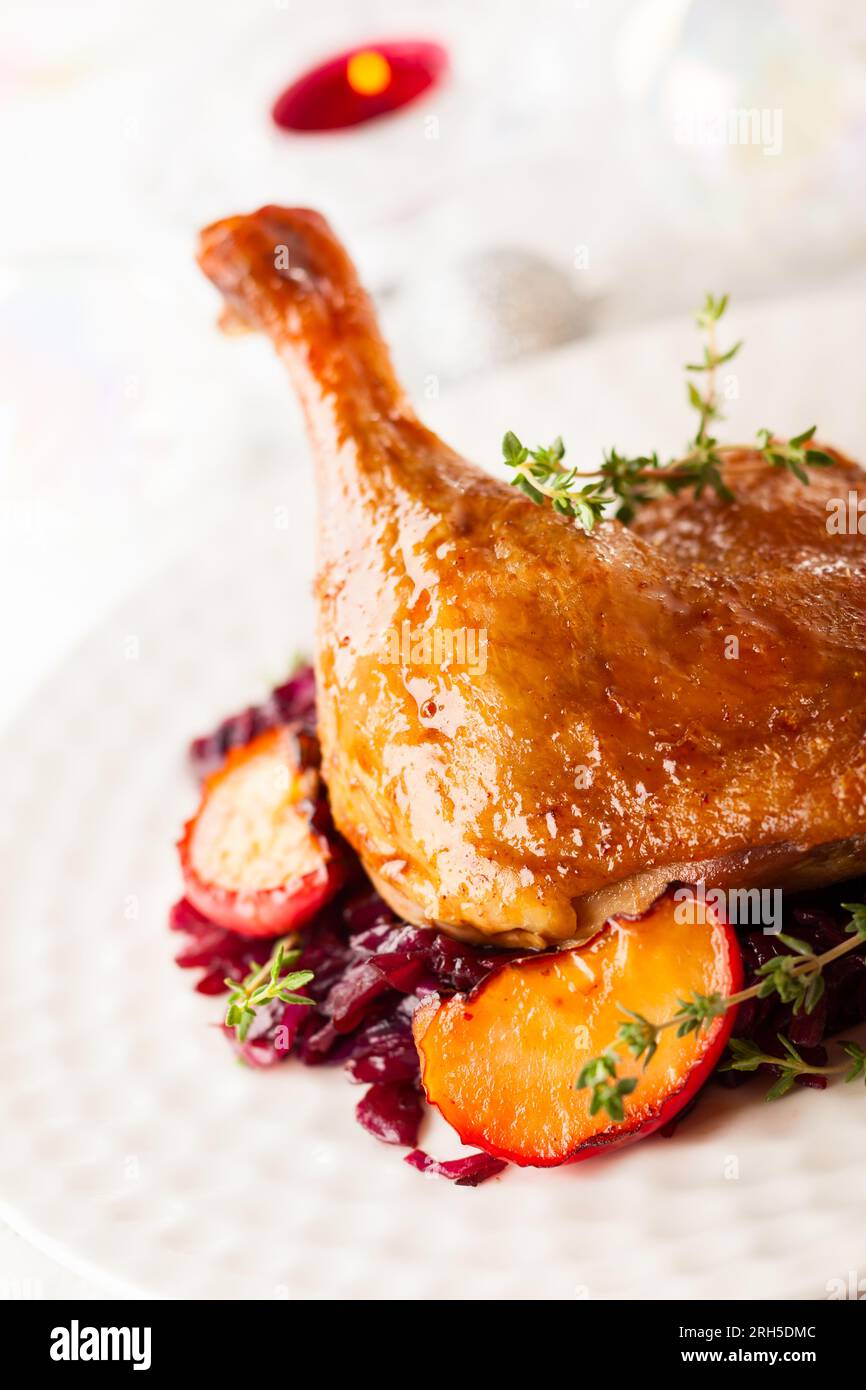 Cuisse de canard au chou Banque de photographies et d’images à haute ...