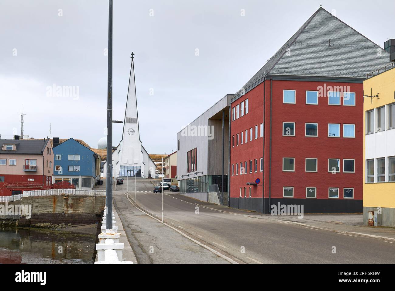 L'église Vardø, construite dans le style de la longue église ...