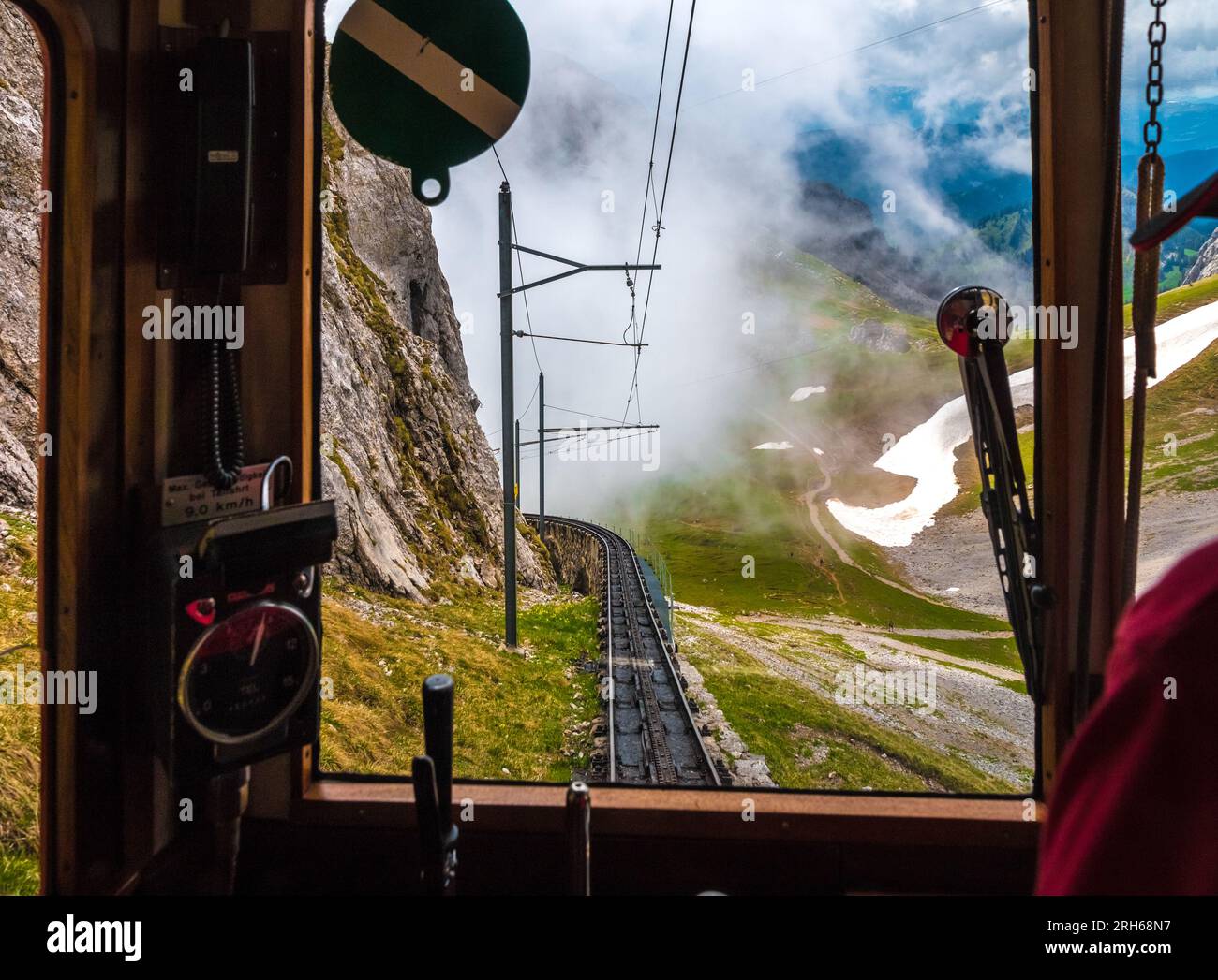 Vue imprenable depuis le siège du conducteur sur le célèbre train à ...