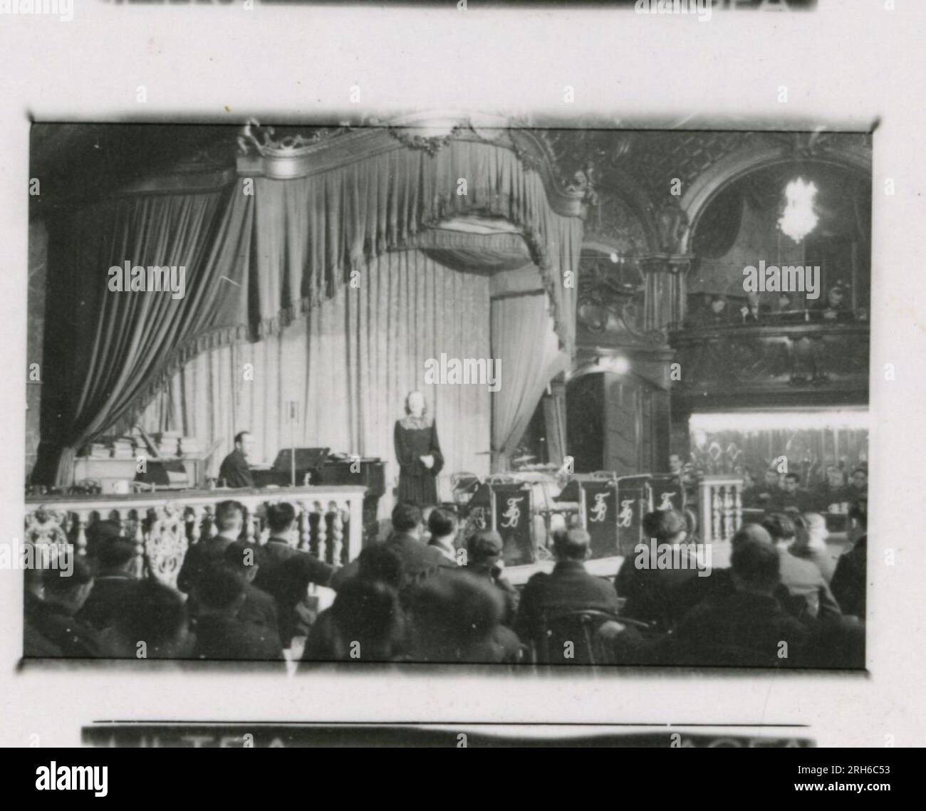 Photographe SS, Funk (1943) salle de concert avec des artistes, unité ...