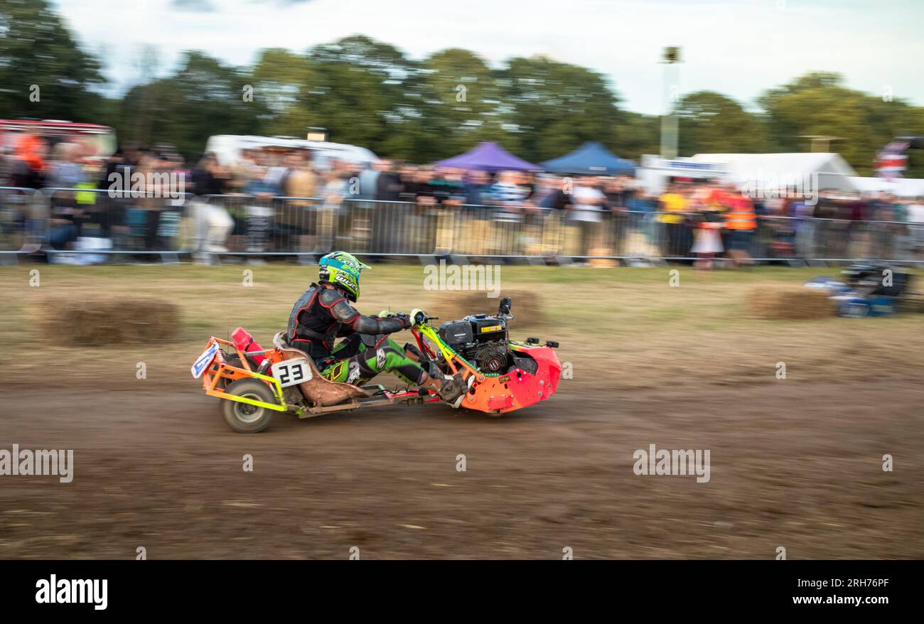 Un pilote de tondeuse à gazon de course de l'équipe « The Knight Riders ...